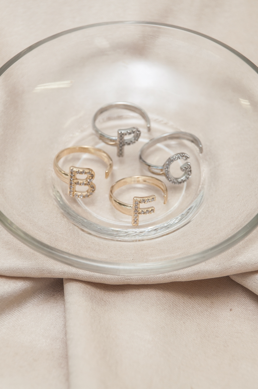 Anel Letra Cravejada com Banho em Ródio Branco