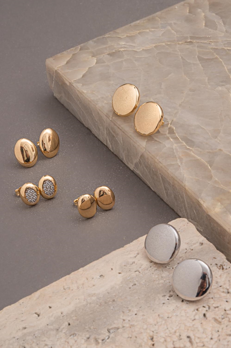 Brinco Oval Pequeno com Banho em Ouro