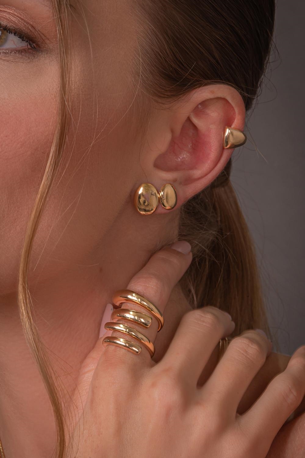 Brinco Oval Pequeno com Banho em Ouro